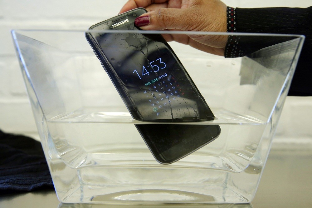 Durability tests: Samsung phones survive water, not falls - Science ...