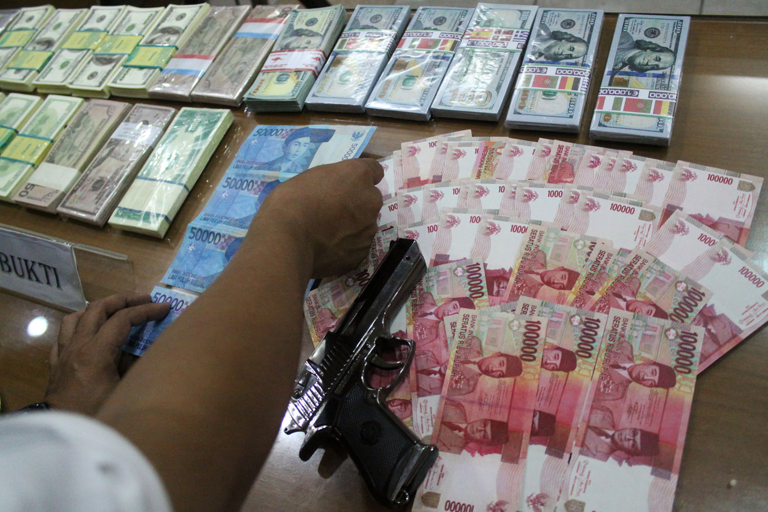 Police warn about circulation of fake cash in Jakarta, West Java ...