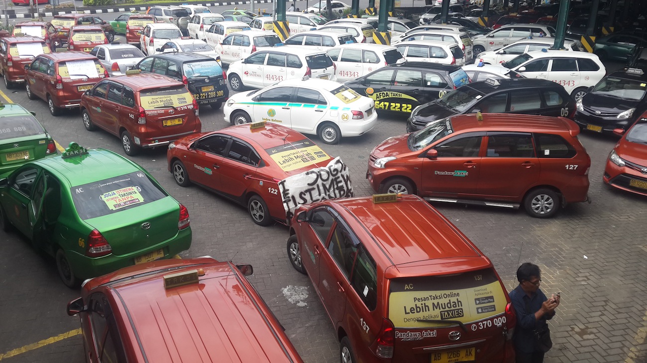 Hundreds of cab drivers in Yogyakarta rally against ride-sharing apps ...
