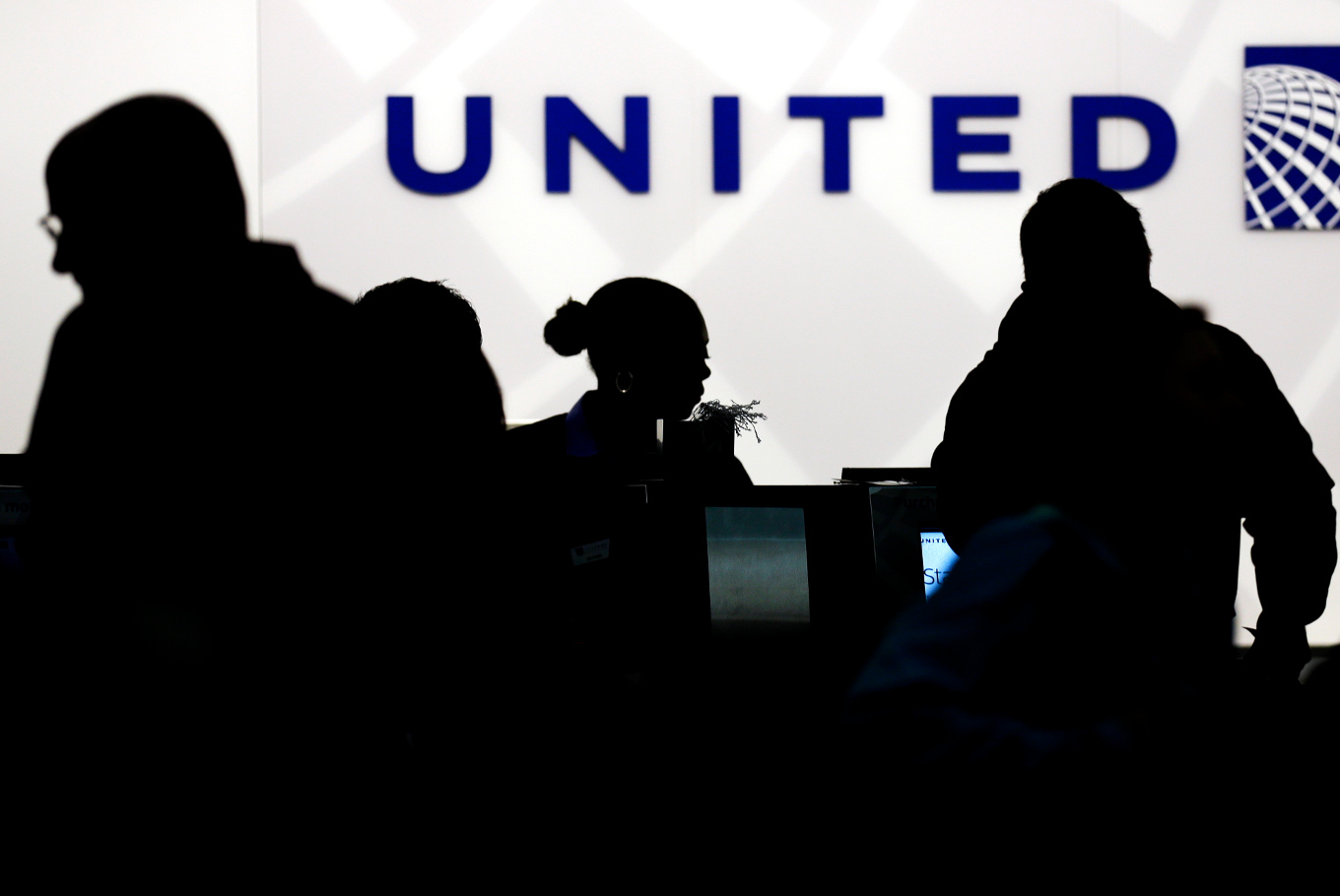 United Passenger Dragged Off Plane Settles With Airline News The united-passenger-dragged-off-plane-settles-with-airline-news-the