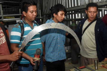 'Samurai sword' wielding gang members terrorize residents in South ...