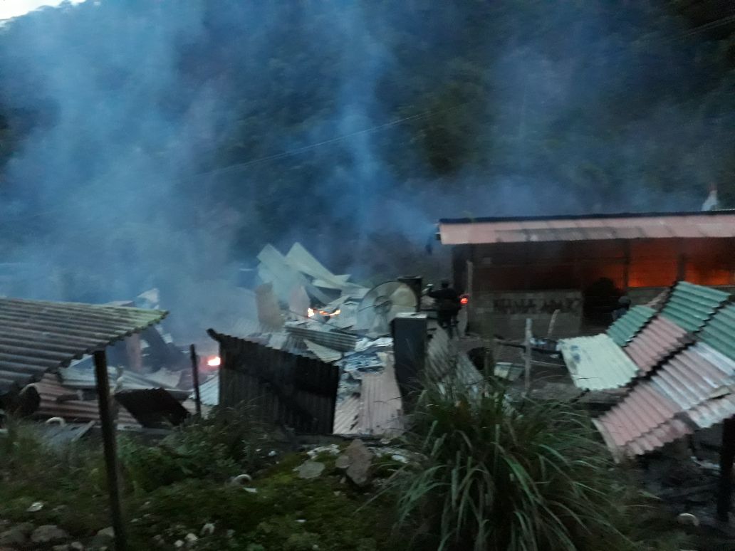 Armed group set kiosks on fire in Papua - National - The Jakarta Post