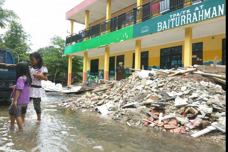 Embankment collapse in Depok causes flooding in mosque, kindergarten ...