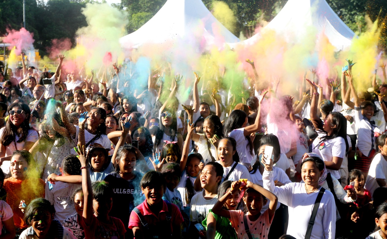Thousands celebrate Holi in Bali - National - The Jakarta Post
