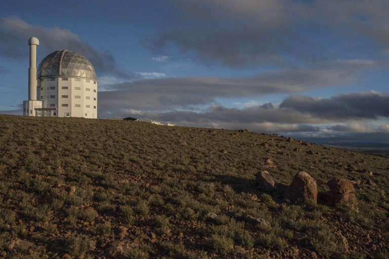 In South Africa, a unique telescope link-up scans deep space - Science ...