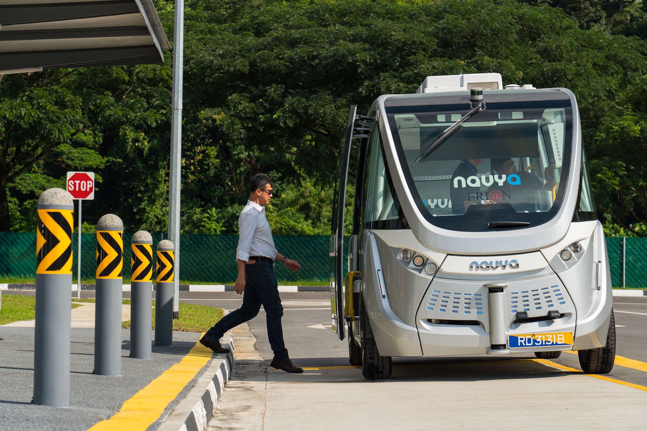 Mini driverless city gives Singapore edge in race to robot buses ...