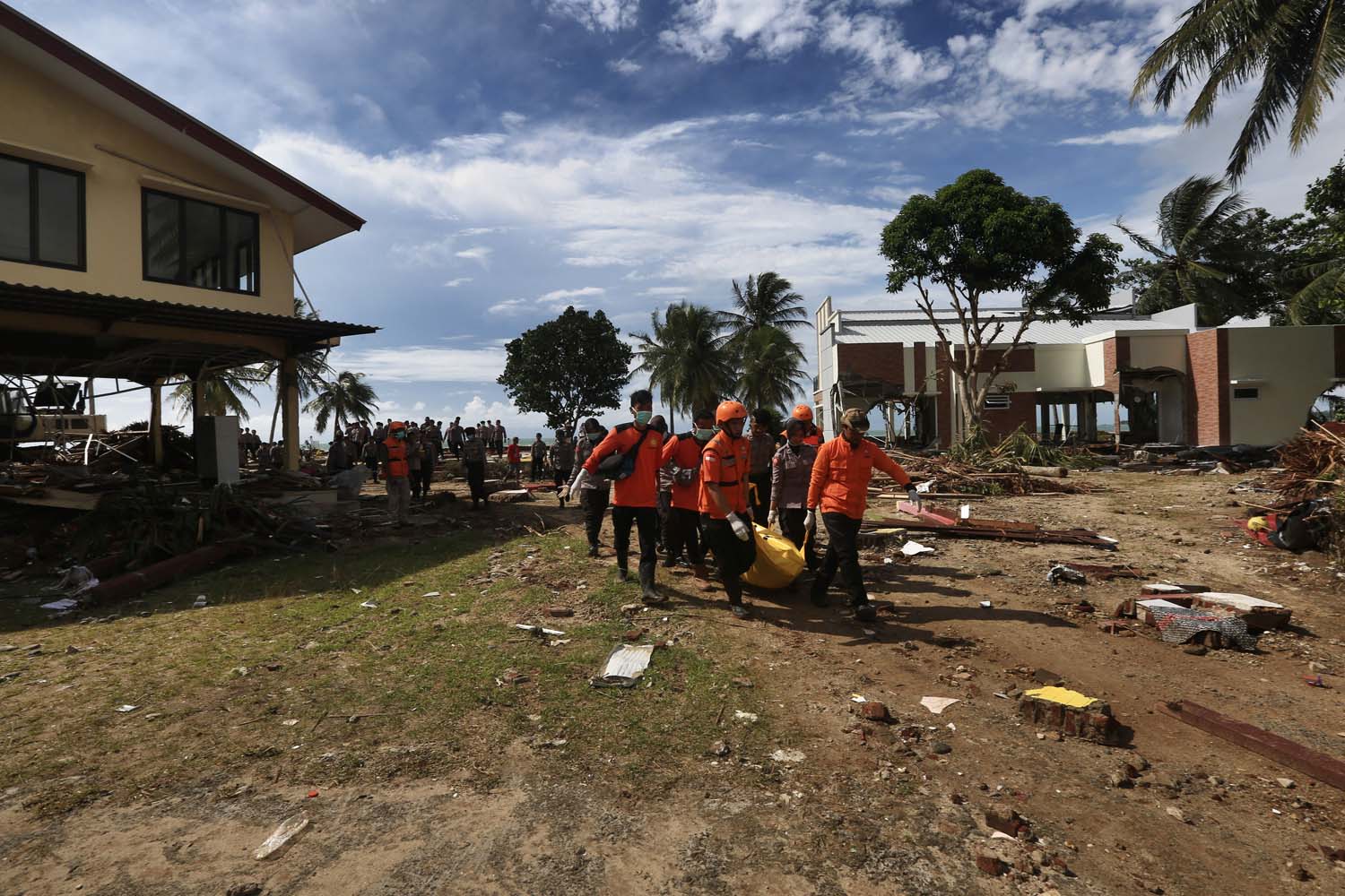 Sunda Strait tsunami death toll hits 429, Navy discovers bodies at sea ...