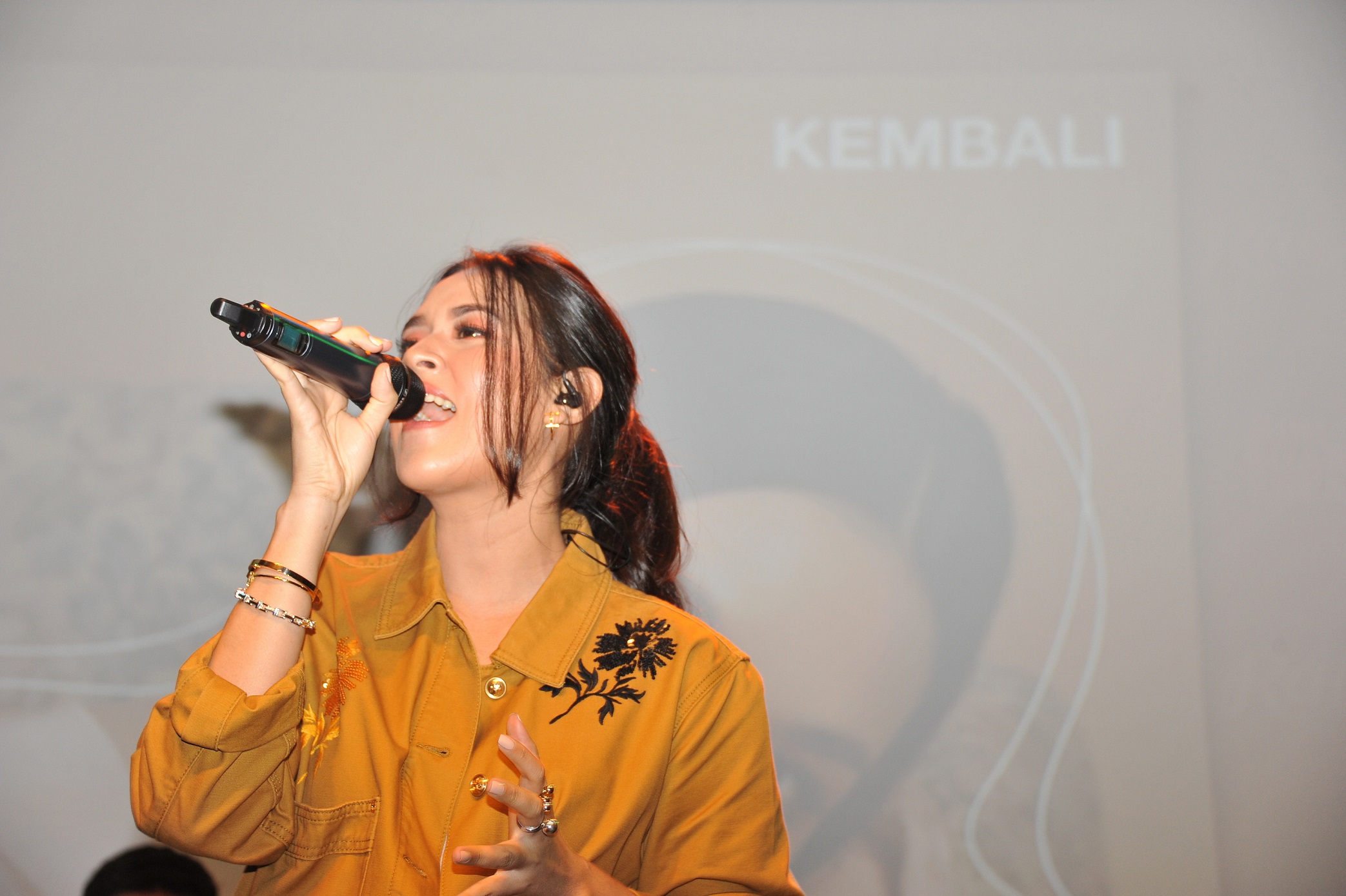 Singer Raisa asks fans to edit her photo and they deliver ...