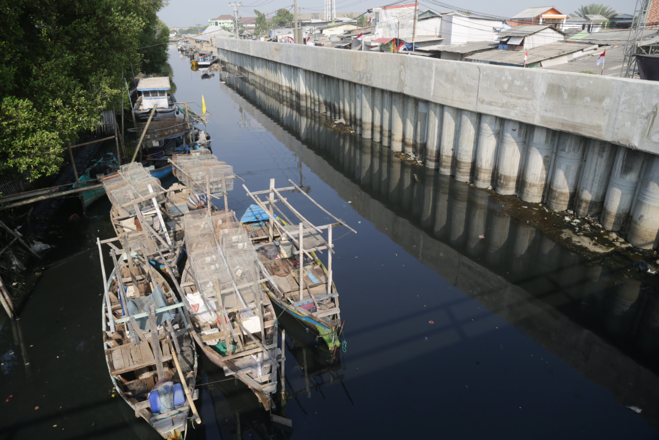 Stronger and taller, Jakarta's new coastal wall sheds residents ...