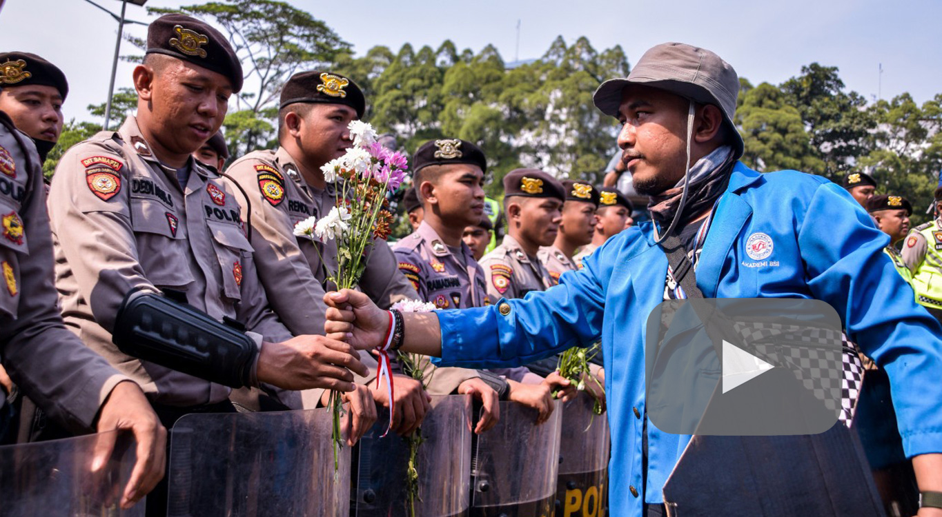 Video: Flower power: Students in Jakarta hand out blossoms as sign of ...