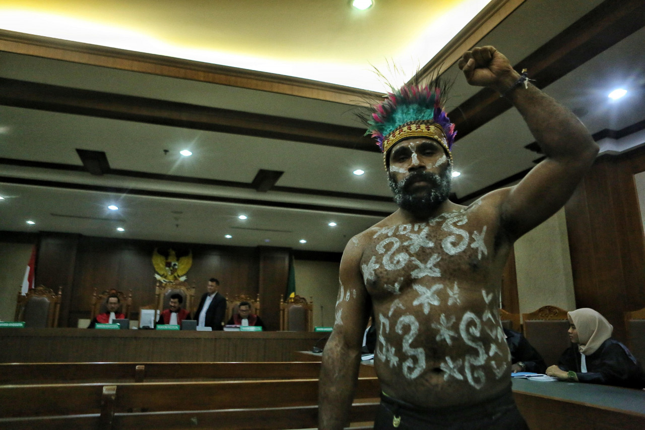 Papuan activists wear ‘koteka’ to court despite ban - National - The ...