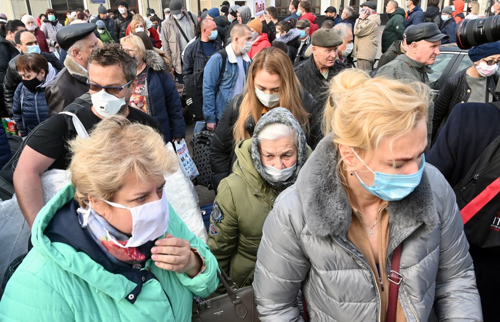 General mask use OK where hand-washing, distancing hard: WHO - World ...