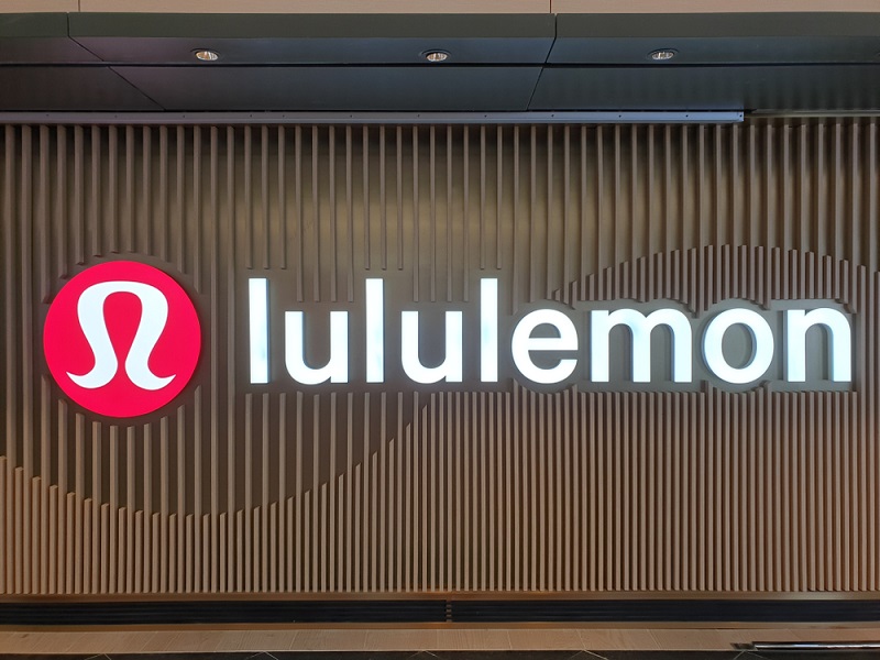 Lululemon apologizes after staffer offends with 'bat fried rice' T ...