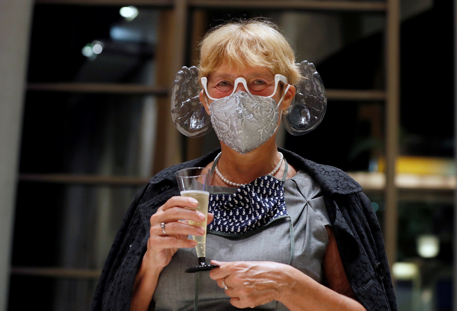 Hungarian orchestra conductor invents music-enhancing face mask ...