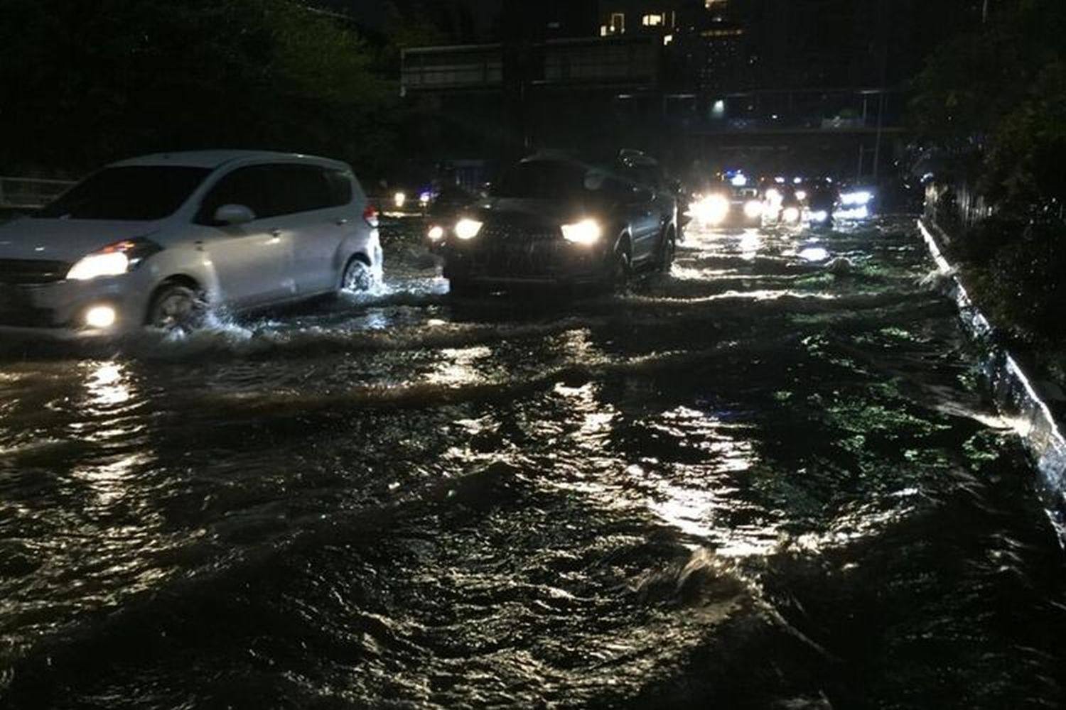 Floods hit Jakarta after heavy rainfall in capital, upstream areas ...