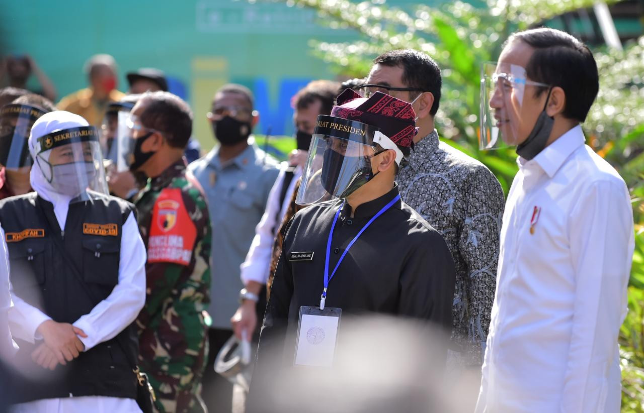 President checks integrated public services unit in Banyuwangi’s market ...