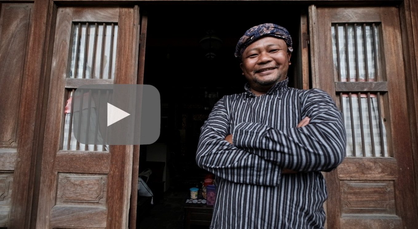 Video: Central Java artist barters artwork with food for people in need ...