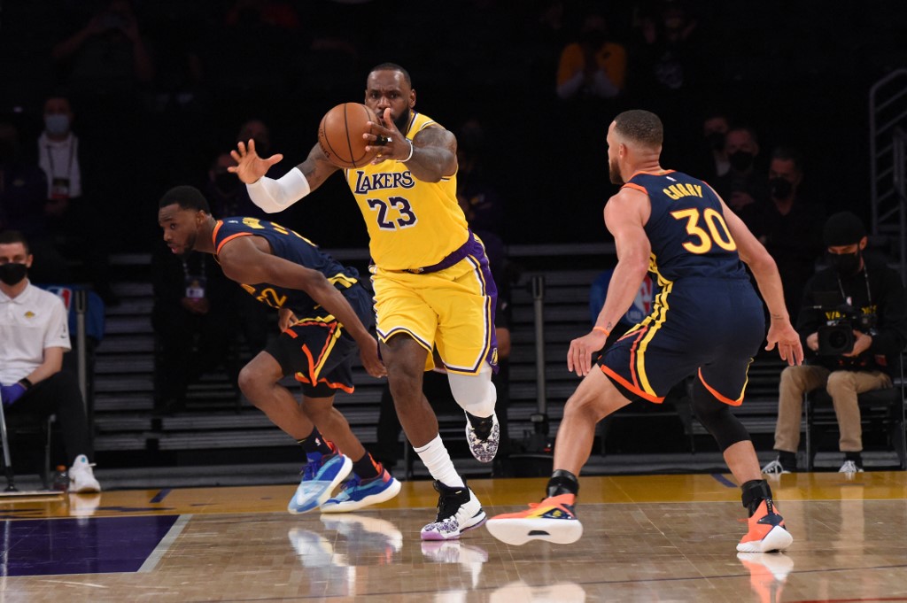 LeBron makes triple double in triumphant homecoming - Sports - The ...