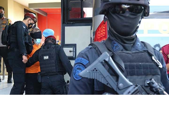 Poso manhunt continues, two suspected terrorists still at large ...