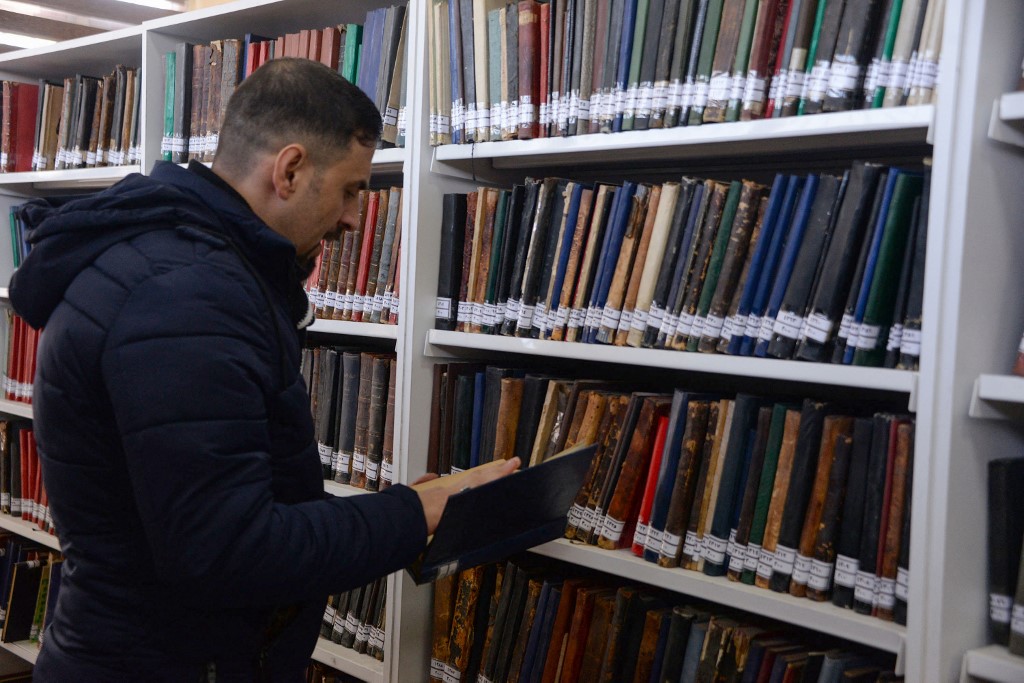 In Iraq's Mosul, library rises from ashes of IS reign - Books - The ...