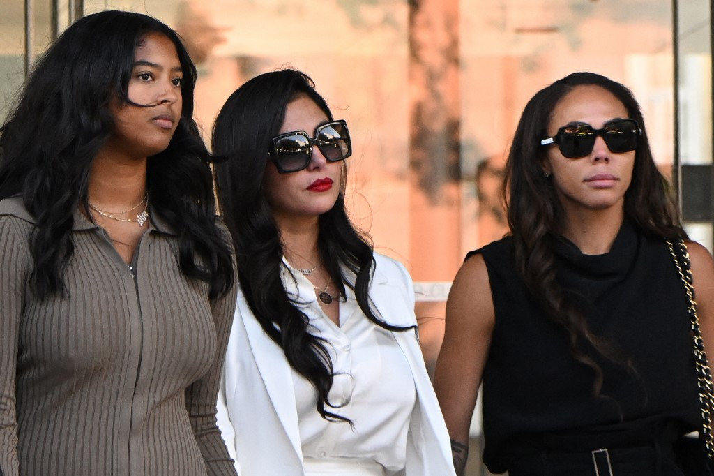 Kobe Bryant Widow Awarded Us 16 Million Over Crash Site Photos People