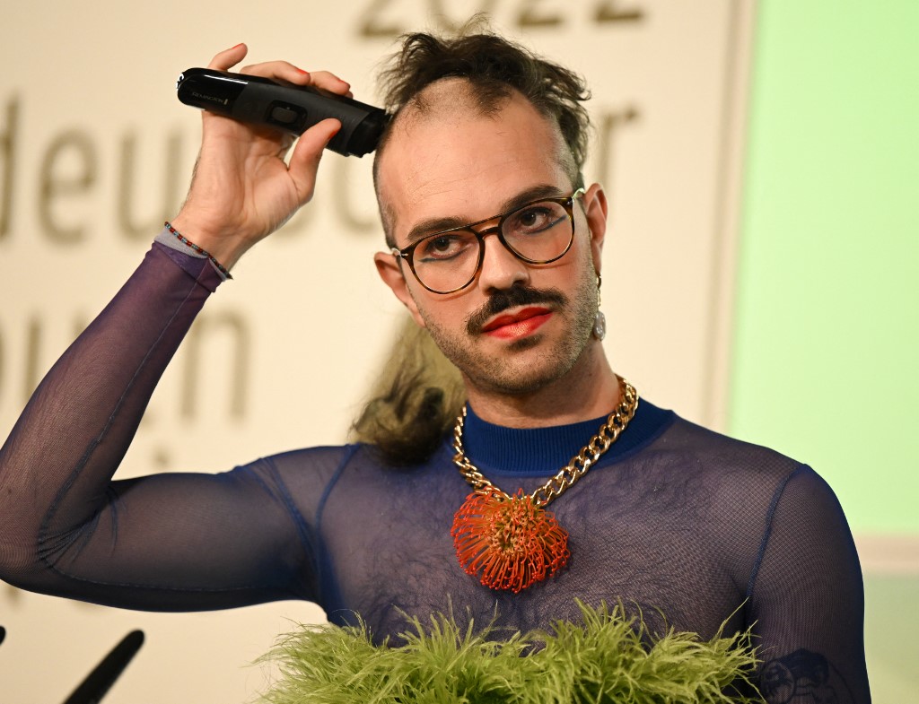 Swiss author shaves head on stage after winning award - Art & Culture ...