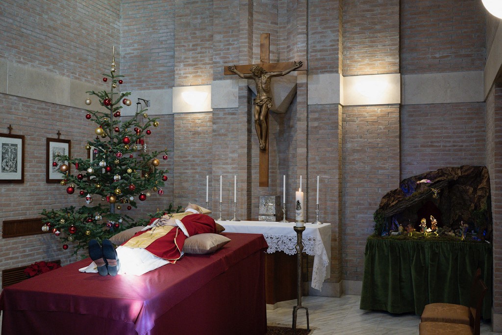 Pope hails 'beloved' Benedict as Vatican releases photos of body ...