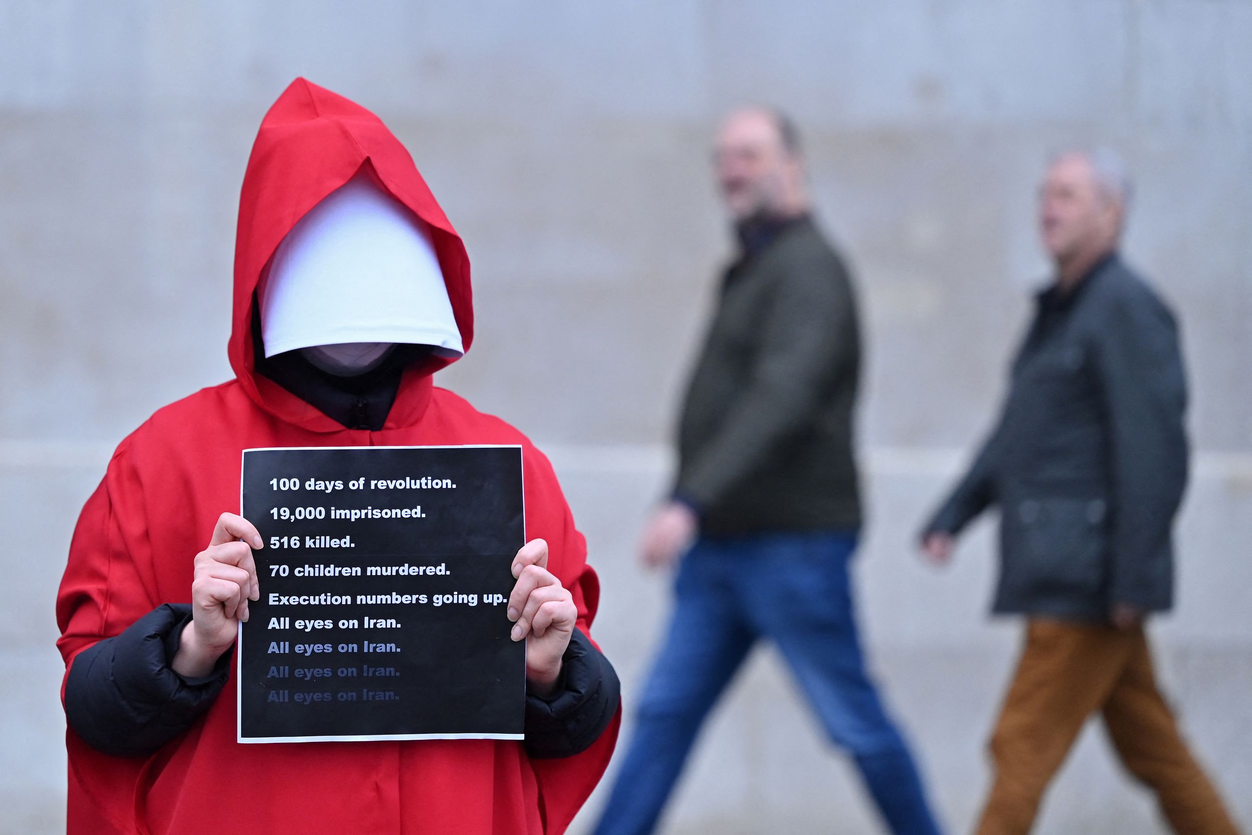 Iran installs cameras at public sites to identify unveiled women - Mon ...