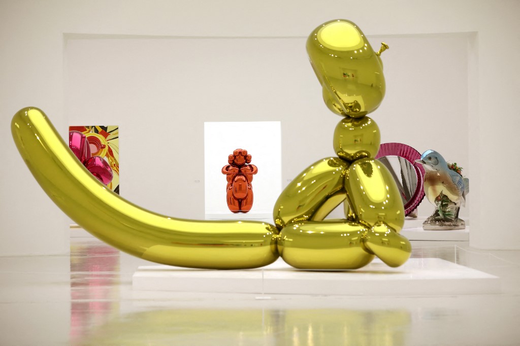 Art fair visitor accidentally smashes Koons sculpture - Art & Culture ...