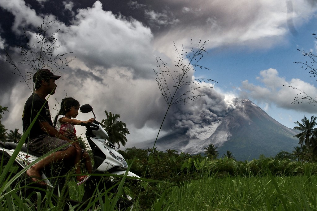 Merapi volcano erupts, covers villages in ash - Archipelago - The ...