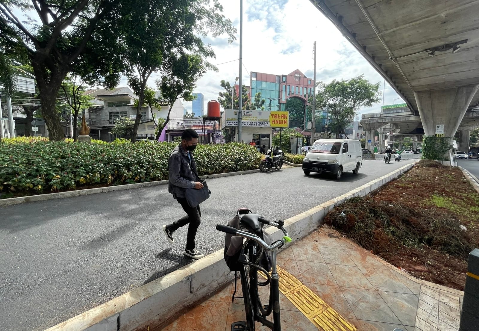 Netizens, activists up in arms over closure of South Jakarta bike lane ...
