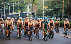 Pedal power: Jakarta Governor Pramono Anung (third left, front row) cycles on April 19 with members of a cycling community on Jalan Medan Merdeka Selatan, Gambir, Central Jakarta.