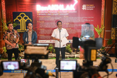 Law Minister Supratman Andi Agtas (center) talks to journalists on Friday during a press briefing about the pardons granted to former trade minister Thomas Lembong and Indonesian Democratic Party of Struggle (PDI-P) secretary-general Hasto Kristiyanto at the Law Ministry office in Jakarta. Supratman said during the briefing that he had handed over of a copy of the presidential decree on the pardon so their release could be processed.